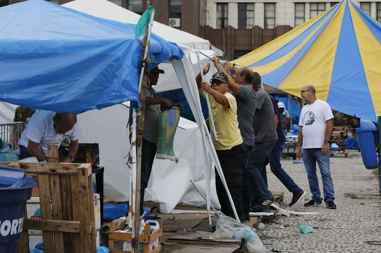 Desmontagem do acampamento de bolsonaristas em frente ao Palácio Duque ...