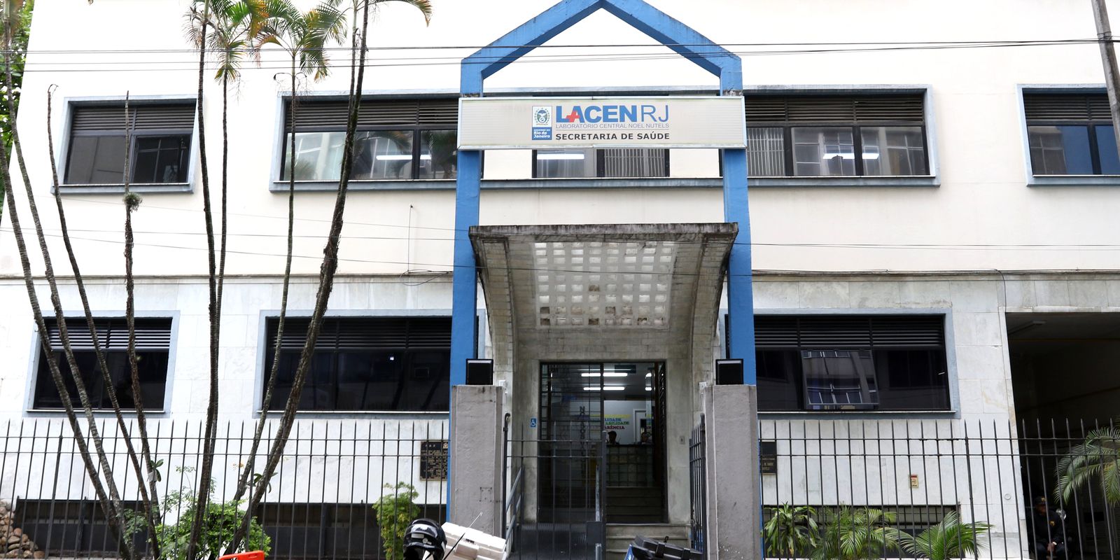 Fachada do LACEN RJ (Laboratório Central de Saúde Pública Noel Nutels ...
