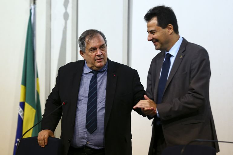 Os ministros de Ciência, Tecnologia e Inovações, Paulo Alvim, e de ...