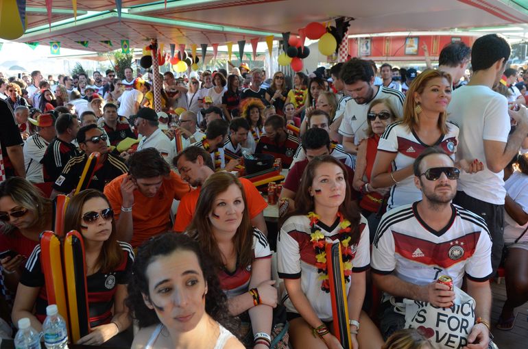 Torcedores da Alemanha se concentram na praia do Leme | Agência Brasil