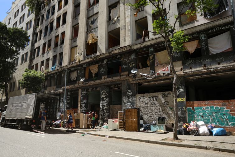 Prédio onde vivem mais de 100 famílias é desocupado no Rio | Agência Brasil
