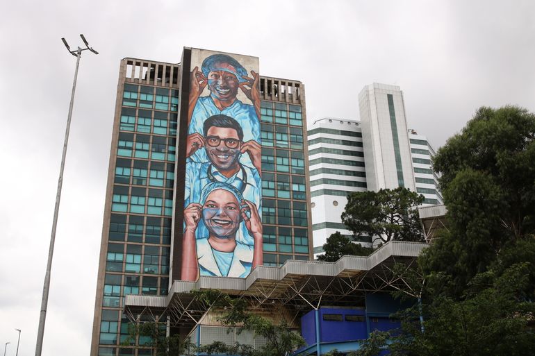 Mural do artista Alexandre Orion no prédio do Instituto do Coração ...