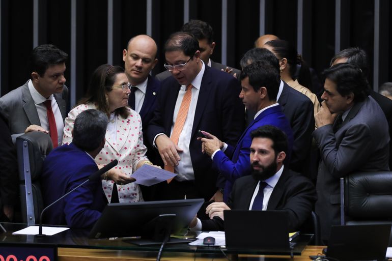 Câmara aprova em 1º turno texto-base da PEC do pacote de ajust ...