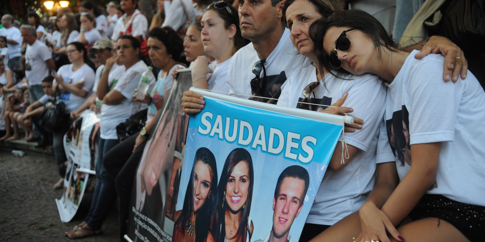 Boate Kiss: famílias e amigos fazem vigília em homenagem a vítimas ...