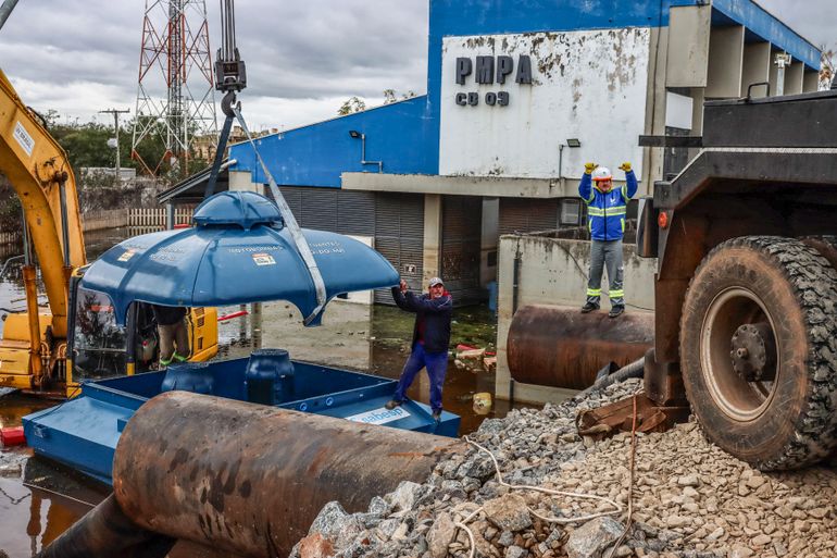 Bombas para retirada de águas em áreas alagadas em POA | Agência Brasil