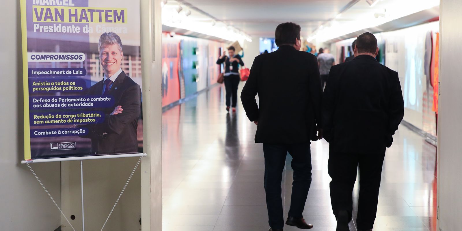Banner sendo colocados nos corredores da Câmara dos Deputados | Agência ...