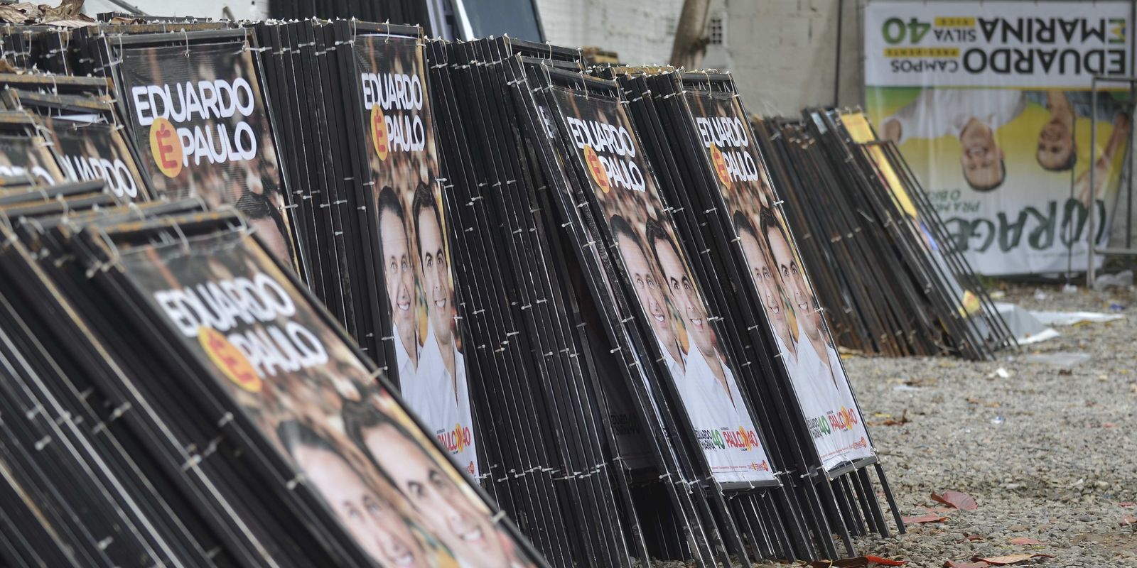 PSB no Recife recolhe material com imagem de Eduardo Campos | Agência ...