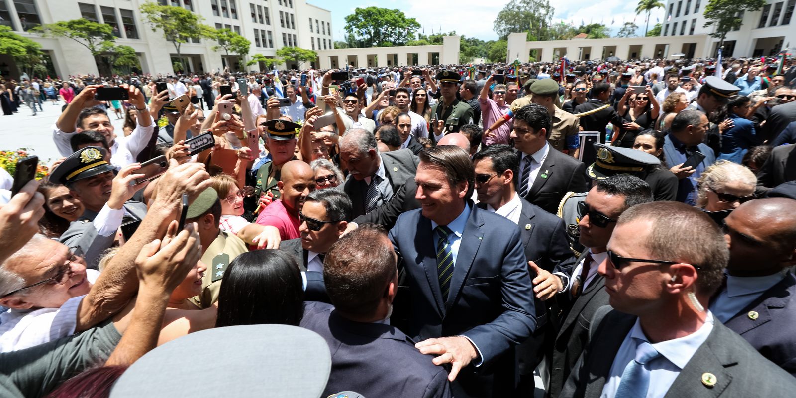 Entrega das espadas aos novos aspirantes na Aman | Agência Brasil