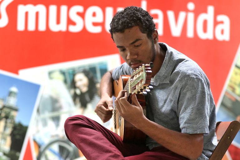 Apresentação do violonista Raphael dos Santos, dentro do programa ...