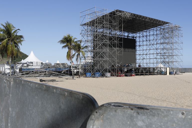 Montagem da arena Fifa Fan Fest na praia de Copacabana | Agência Brasil