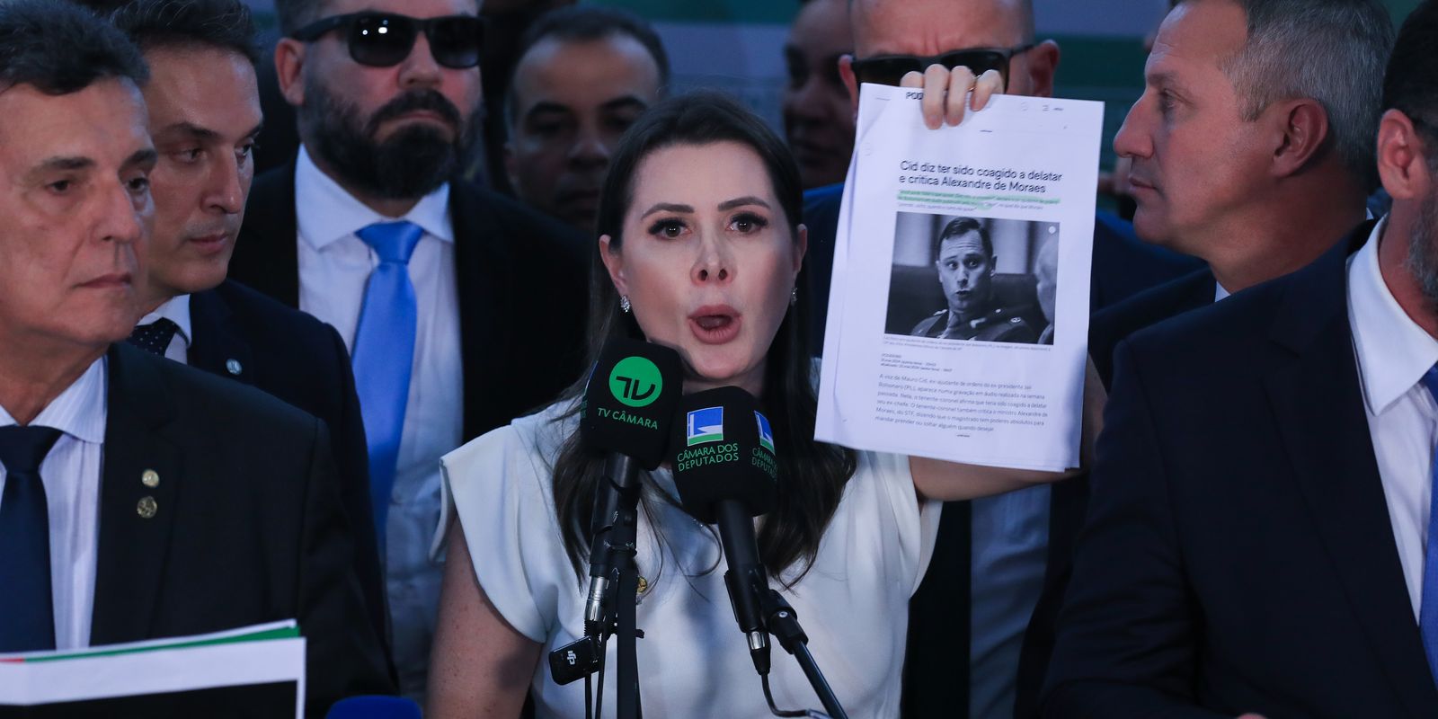 Deputados e senadores da oposição durante declaração a impr | Agência ...