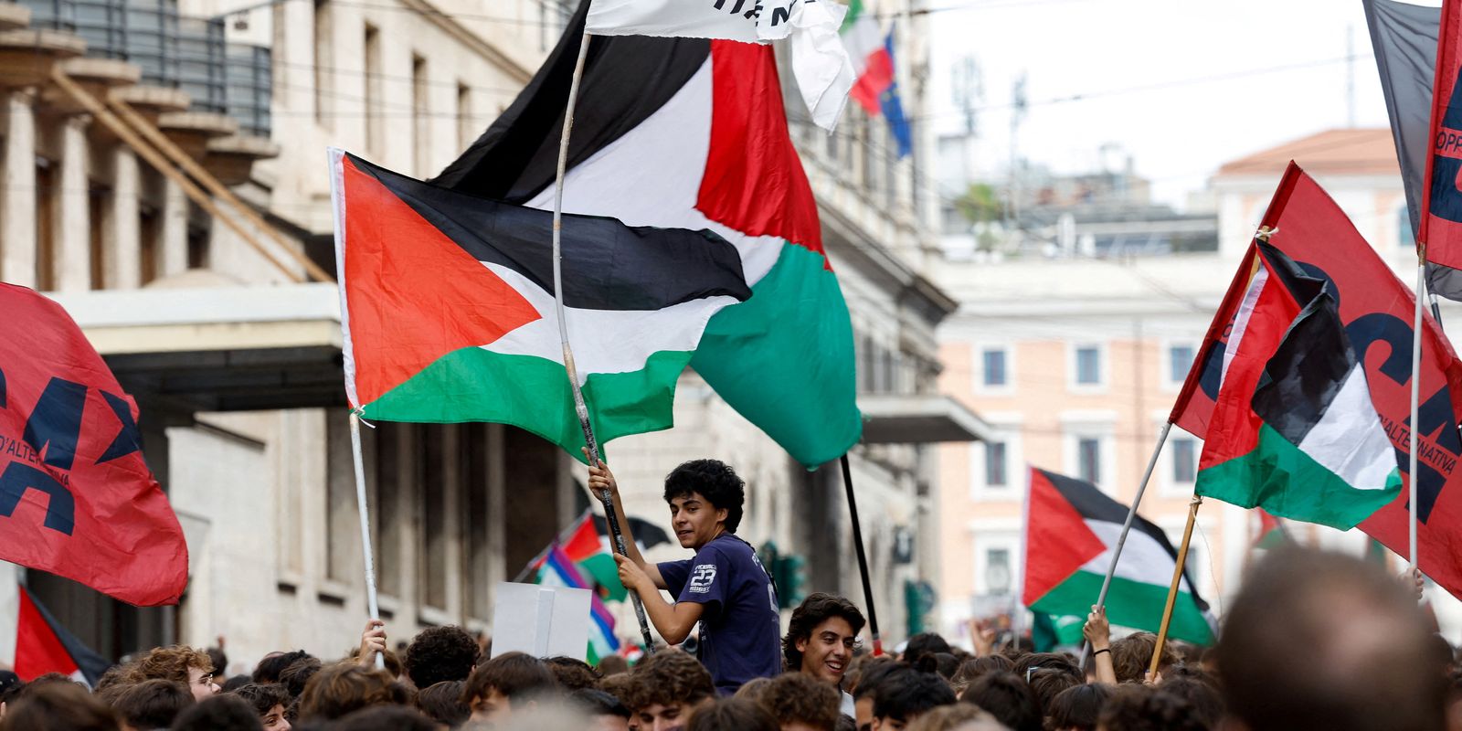 Manifestantes pró-Palestina protestam na Itália; portos são bloqueados ...