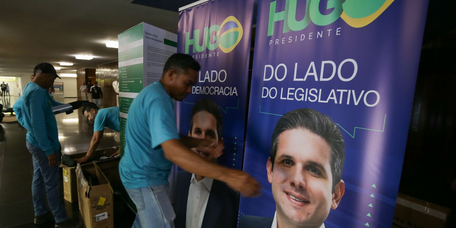 Banner sendo colocados nos corredores da Câmara dos Deputados | Agência ...