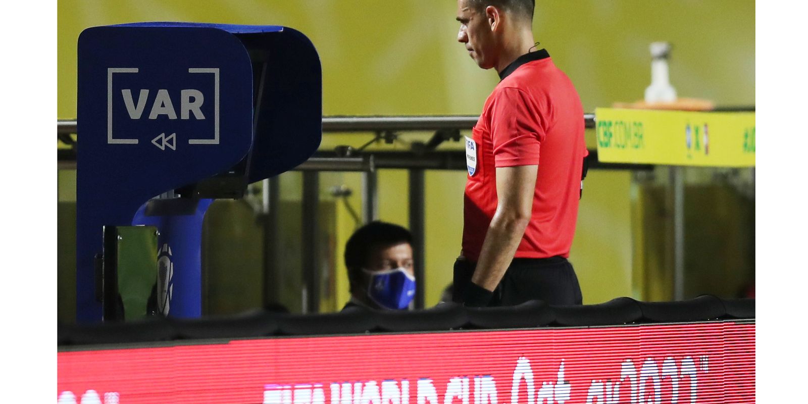 Fifa pede visual melhor no VAR para ajudar árbitros com impedimen