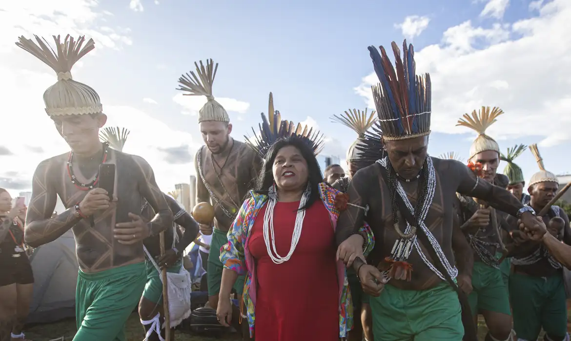 Indígenas Chegam A Brasília Para O Acampamento Terra Livre Agência Brasil