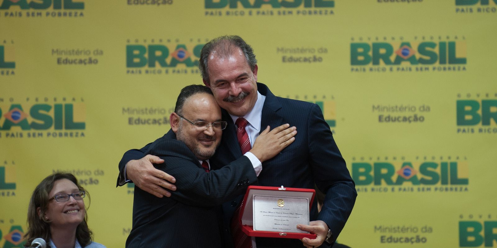 Mercadante transmite o cargo para José Henrique Paim | Agência Brasil