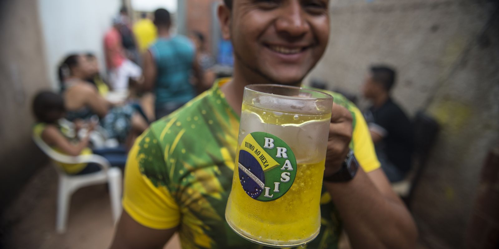 Moradores da Estrutural assistem ao jogo Brasil x Camarões | Agência Brasil