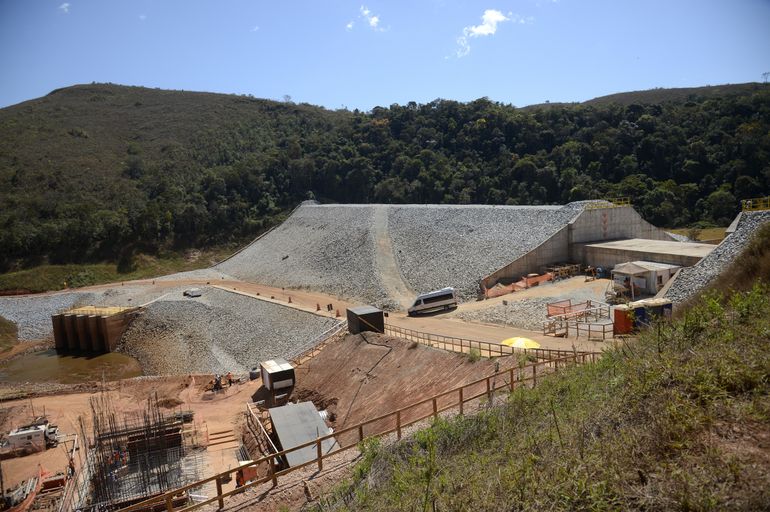 Trabalhadores na obra do muro de contenção construído para eventual ...