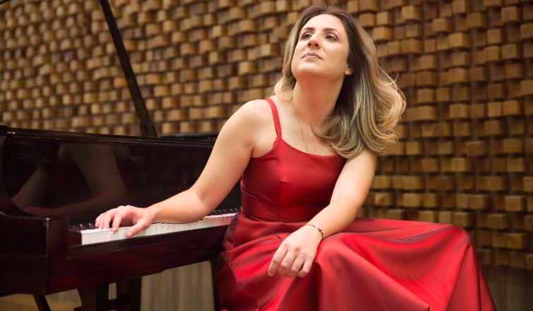 Antena MEC entrevistou a solista Lígia Moreno | EBC Rádios