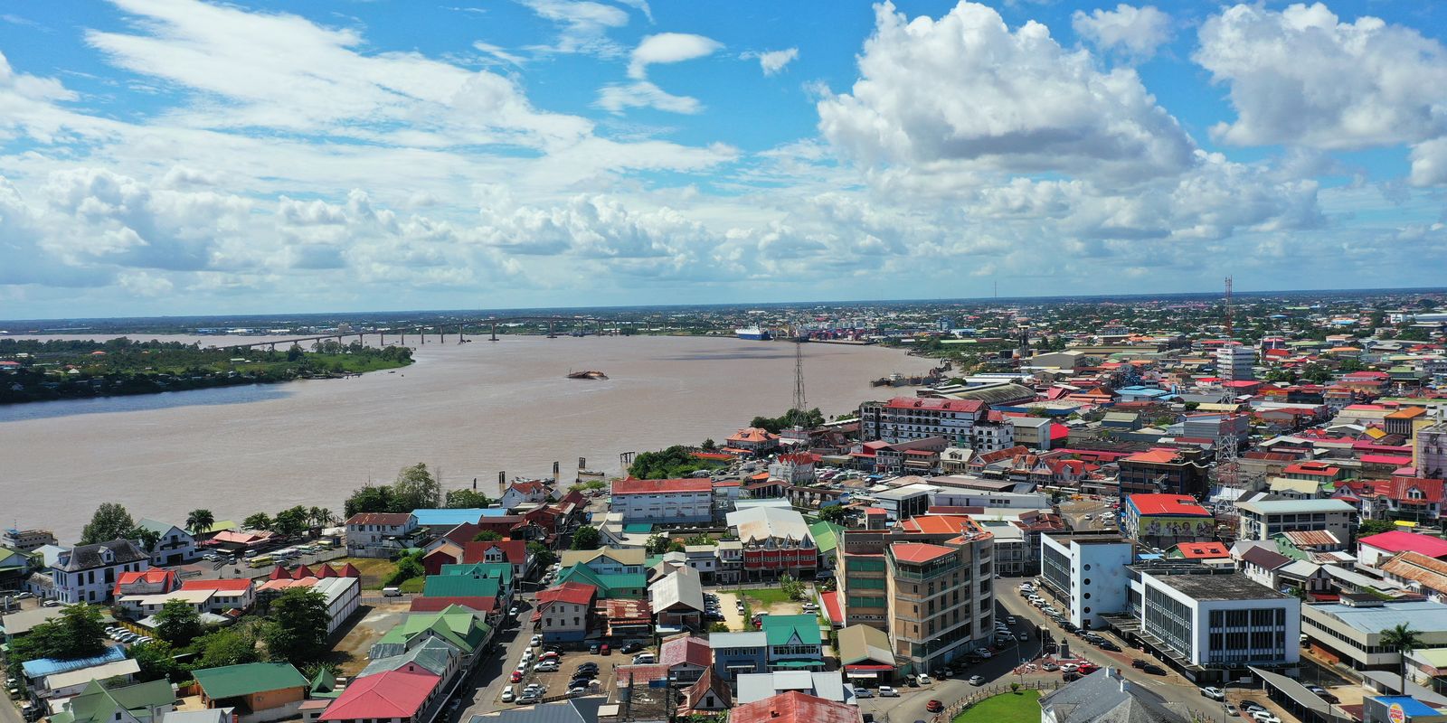 Paramaribo é a capital do Suriname, nas margens do rio Suriname ...