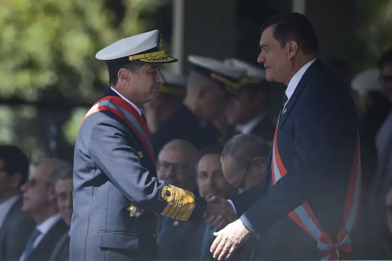 O comandante da Marinha, Almirante de Esquadra Almir Garnier Santos, e ...