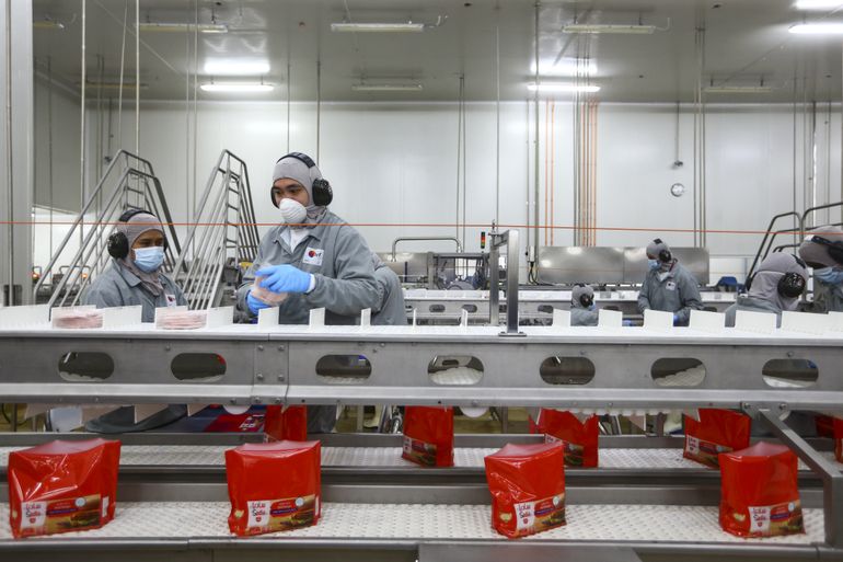 Fábrica da empresa brasileira BRF em Abu Dhabi, nos Emirados Árabes ...