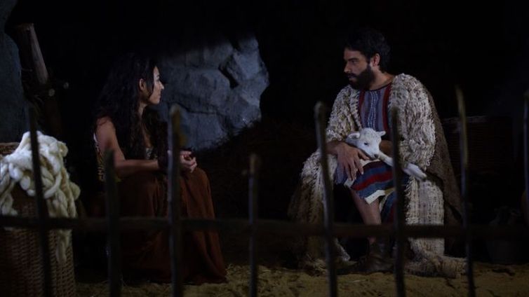 Moisés consegue desarmar o forasteiro | Os Dez Mandamentos | TV Brasil ...