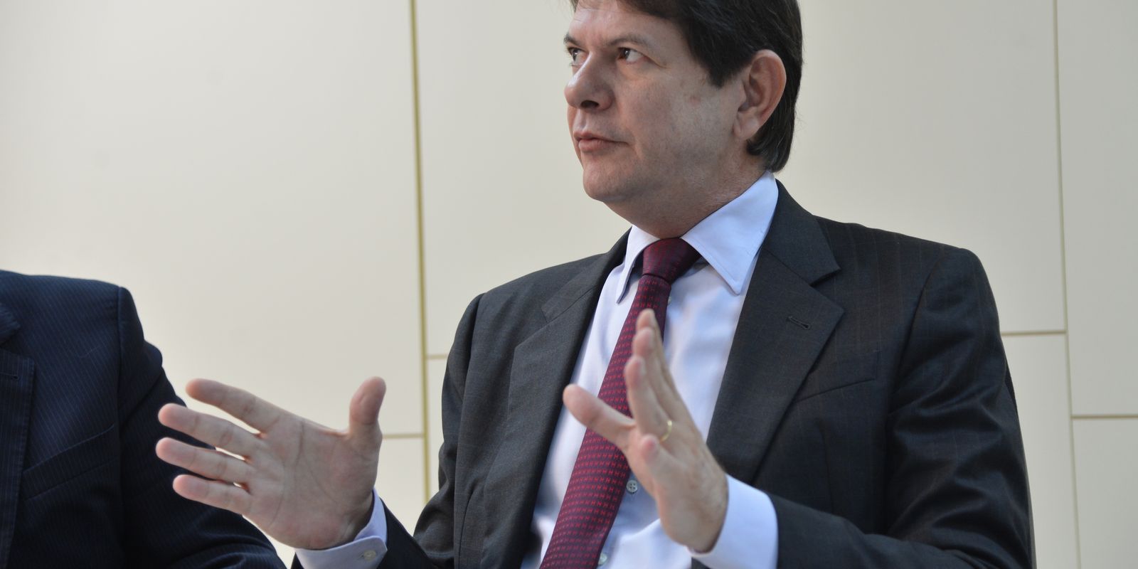 Cid Gomes recebe alta hospitalar e continua tratamento em casa ...