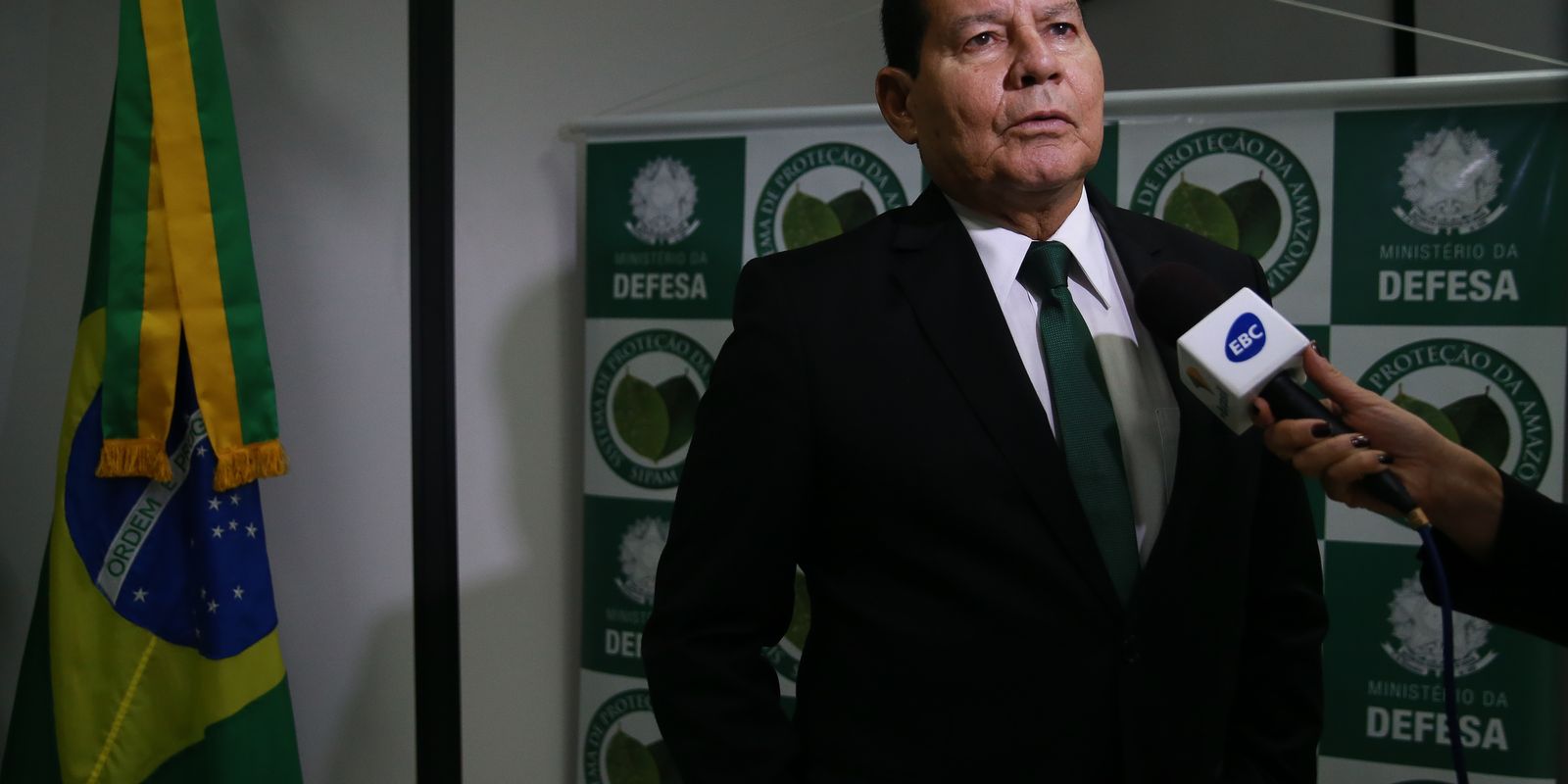 O vice-presidente da república Hamilton Mourão fala à imprensa ...