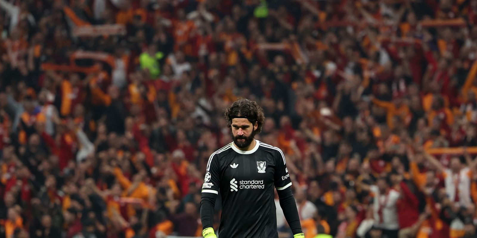 Liverpool não terá Alisson em clássico contra Manchester United ...