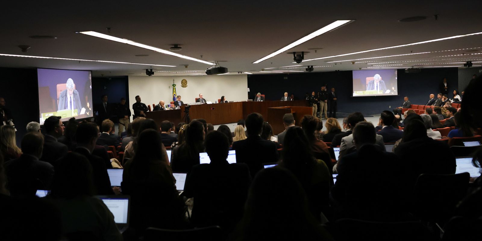 STF realiza quarto dia de julgamento de Bolsonaro e mais sete aliados ...