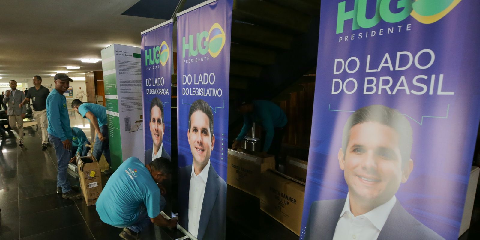 Banner sendo colocados nos corredores da Câmara dos Deputados | Agência ...