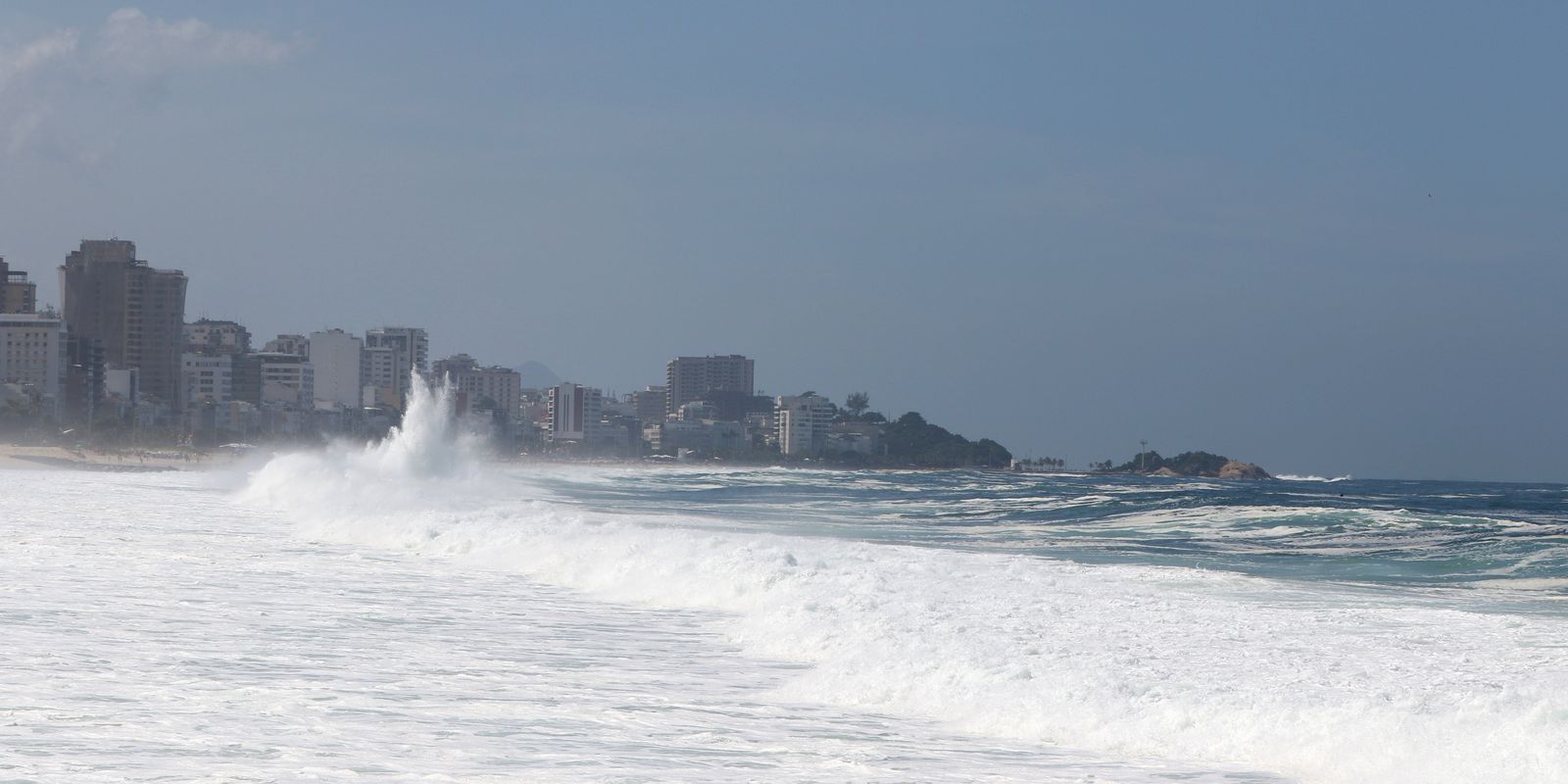 Ressaca na orla de Ipanema e Leblon | Agência Brasil