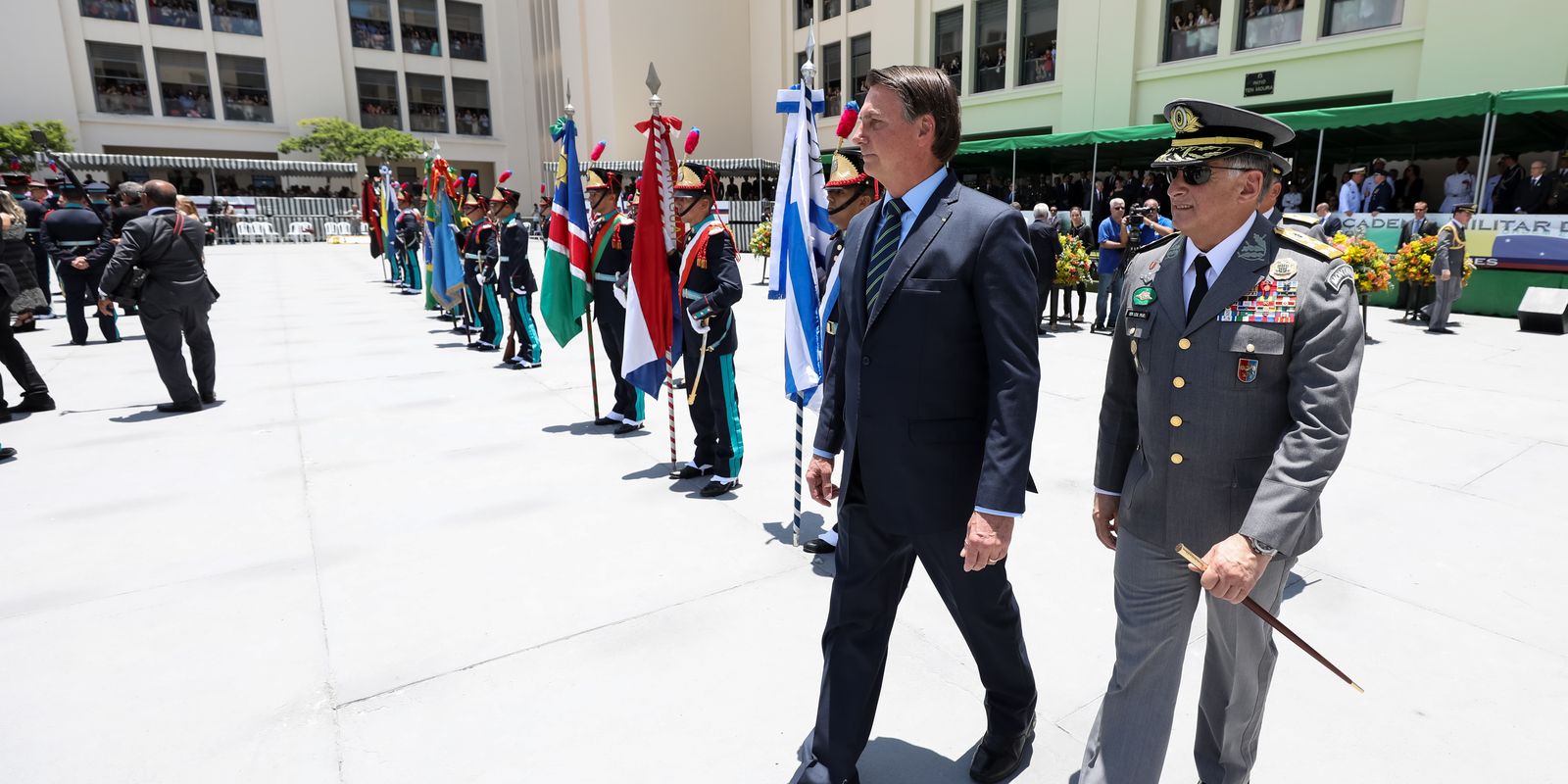 Entrega das espadas aos novos aspirantes na Aman | Agência Brasil