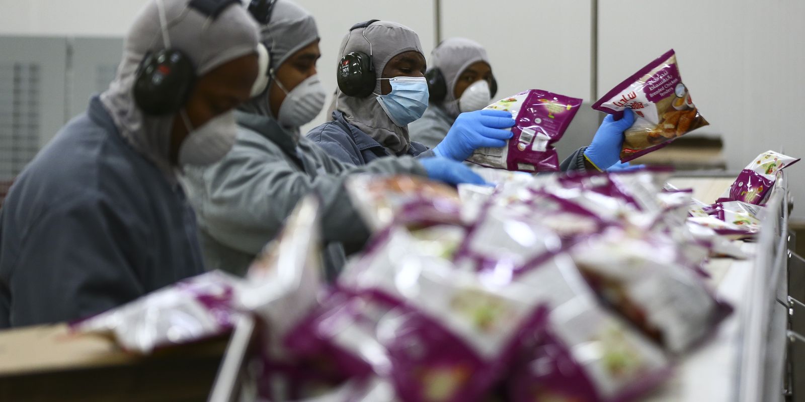 Fábrica da empresa brasileira BRF em Abu Dhabi, nos Emirados Á ...