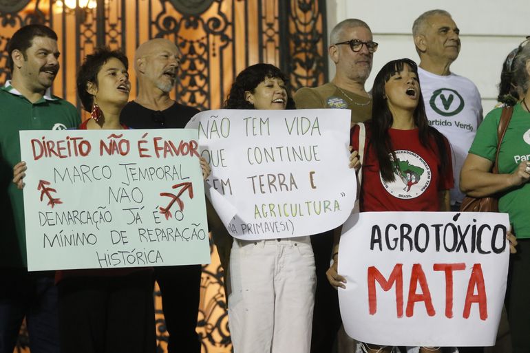 Ambientalistas protestam contra mudanças na legislação ambiental ...
