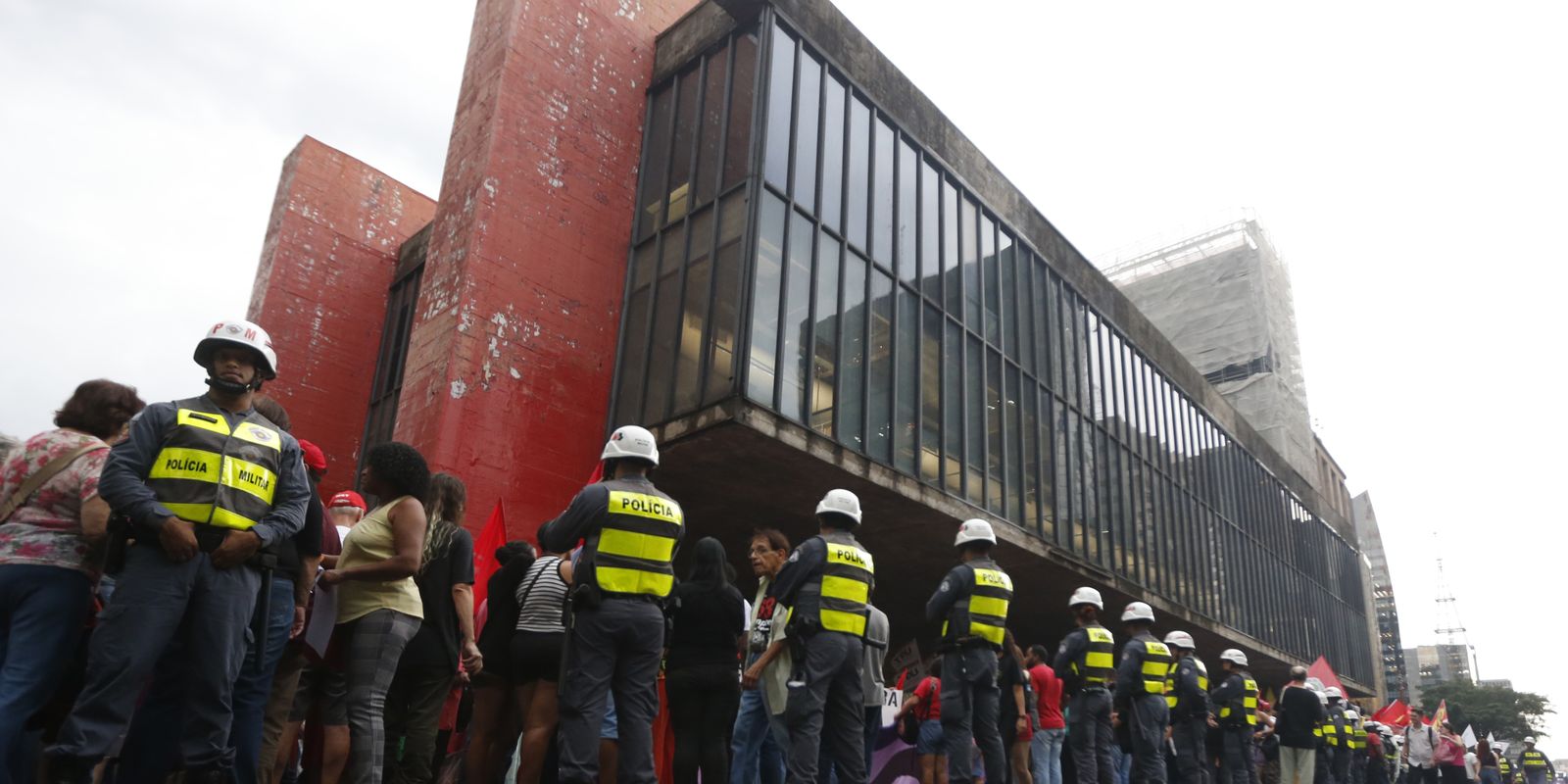 Movimentos sociais fazem ato para marcar 8/1 em frente ao Masp ...