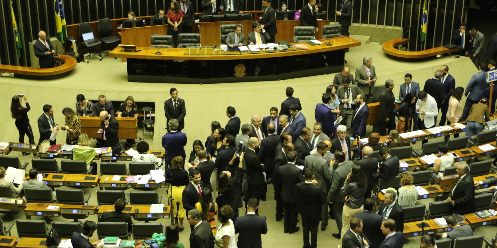 O Congresso Nacional realiza sessão plenária para votar oito vetos ...