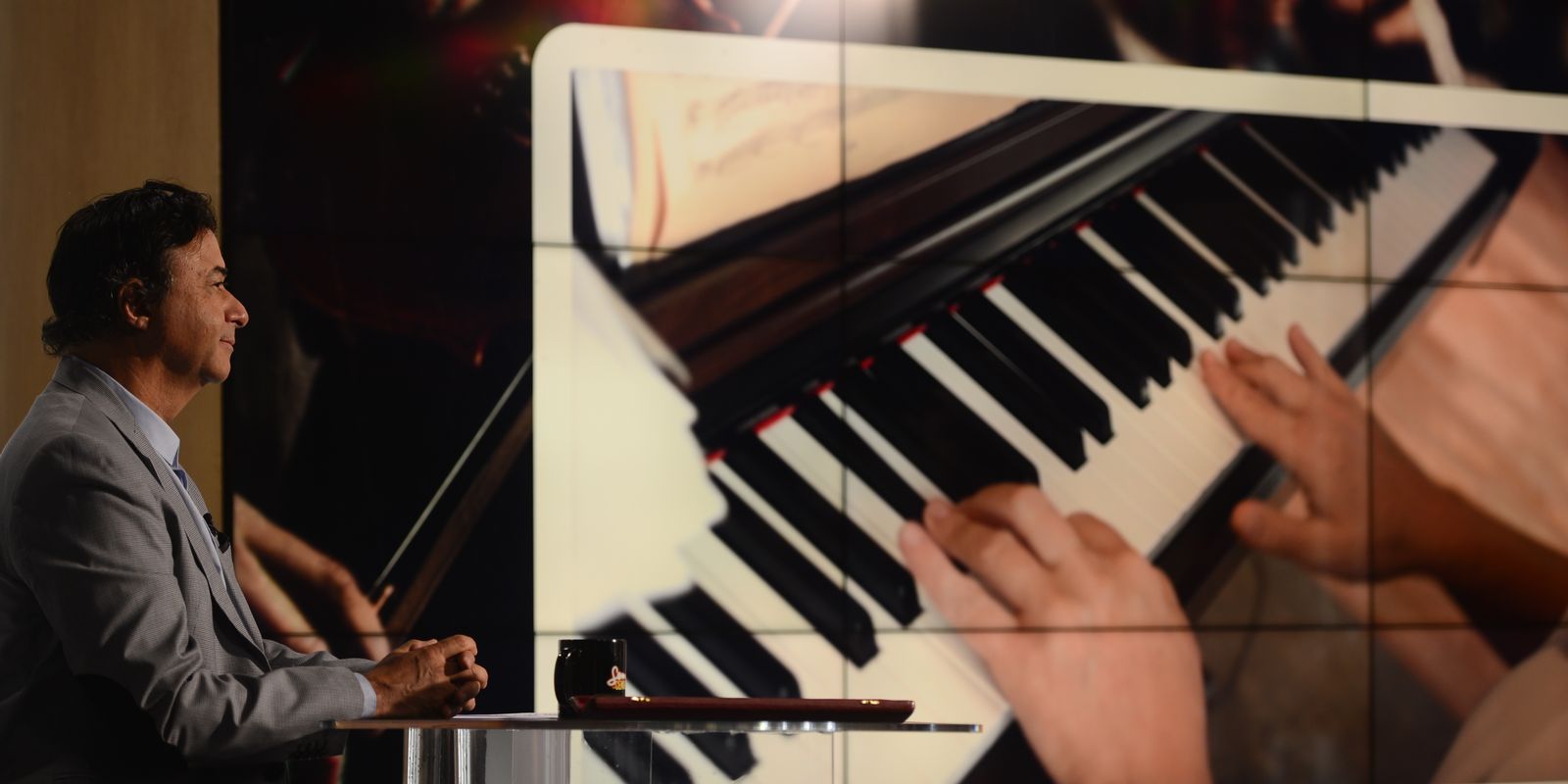 O maestro Cláudio Cohen, participa do programa Sem Censura, na TV ...