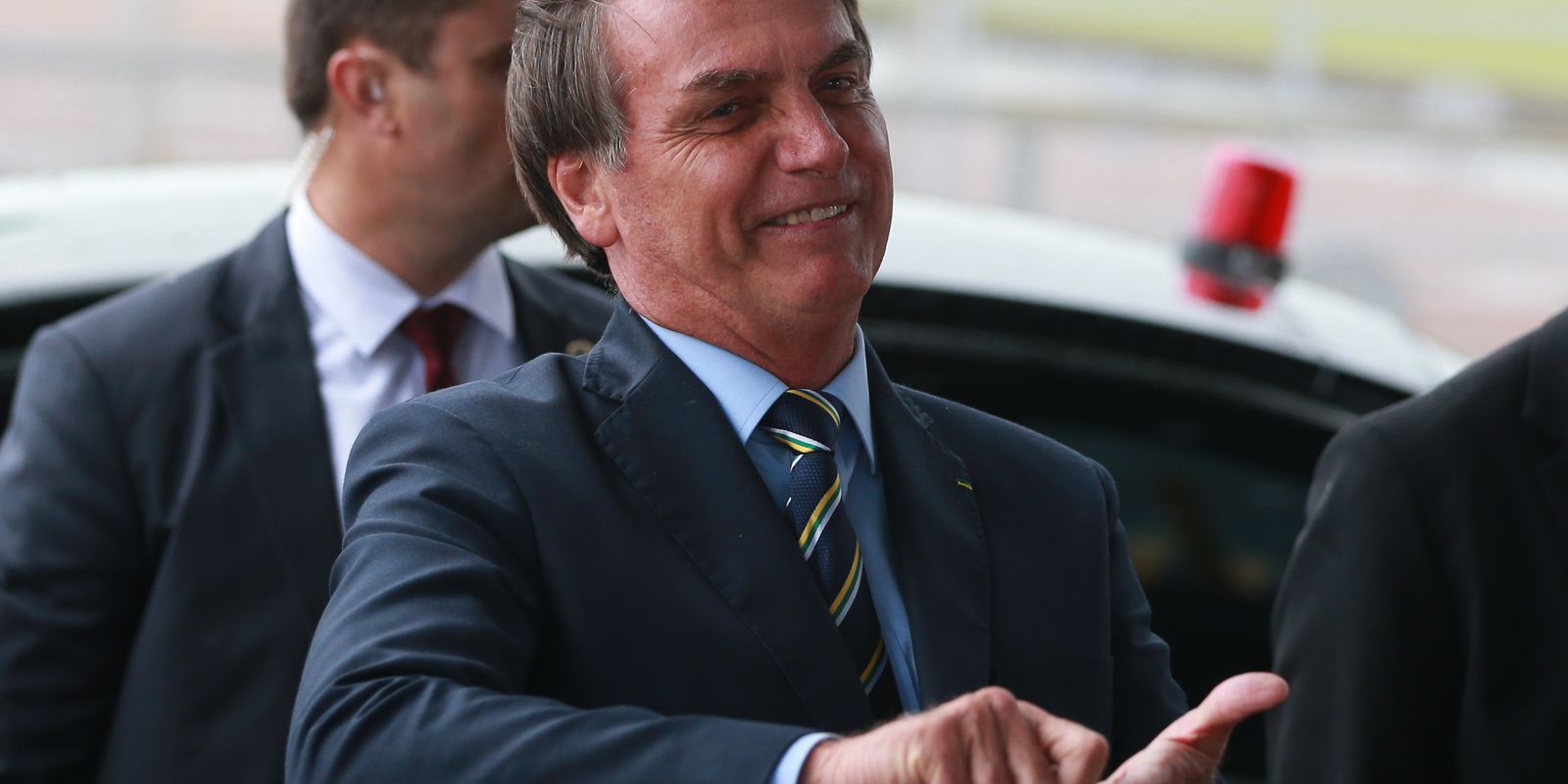 Bolsonaro posa para fotos com populares | Agência Brasil