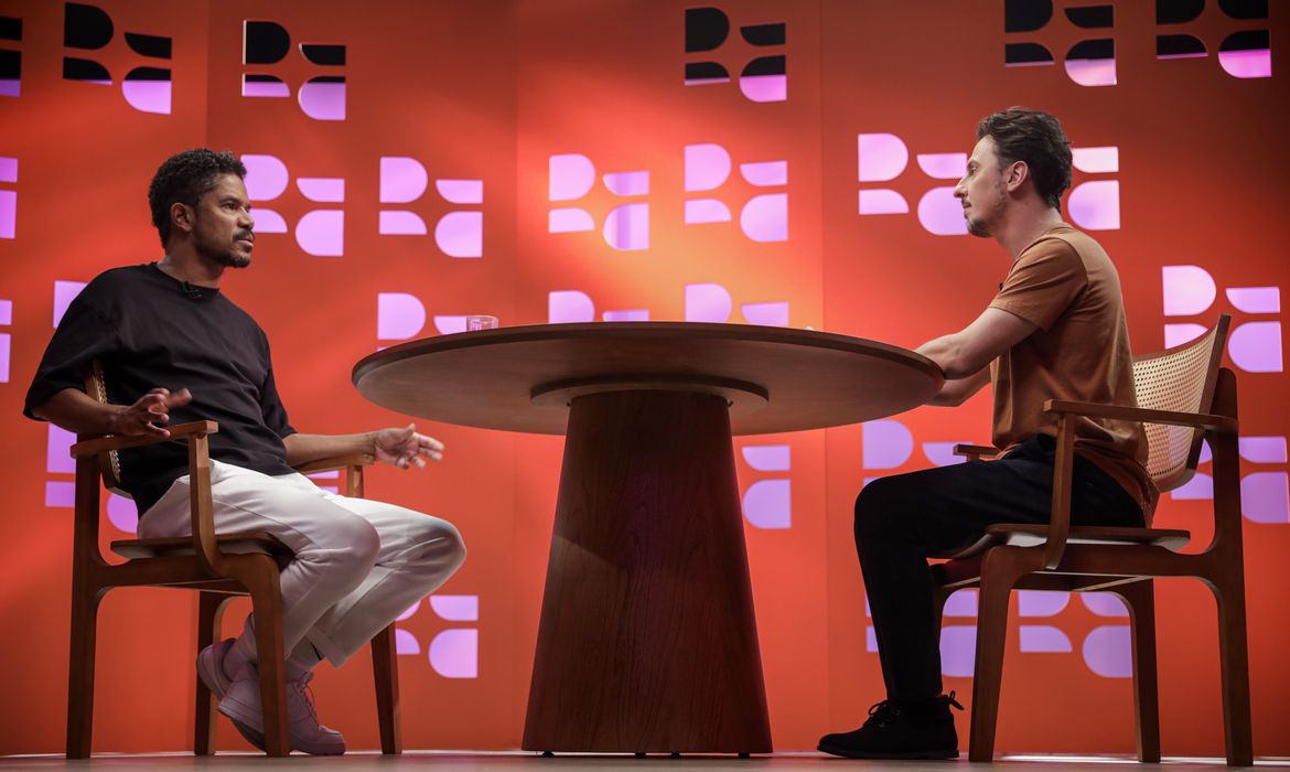 DR com Demori recebe Alexandre Carlo, vocalista do Natiruts | Agência ...