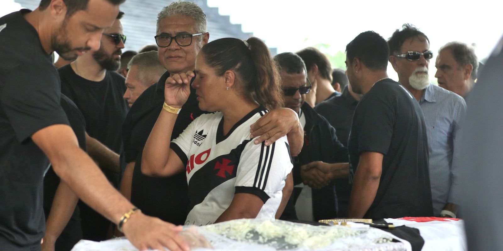 O jogador do Vasco da Gama, Meme, comparece ao velório de Roberto ...