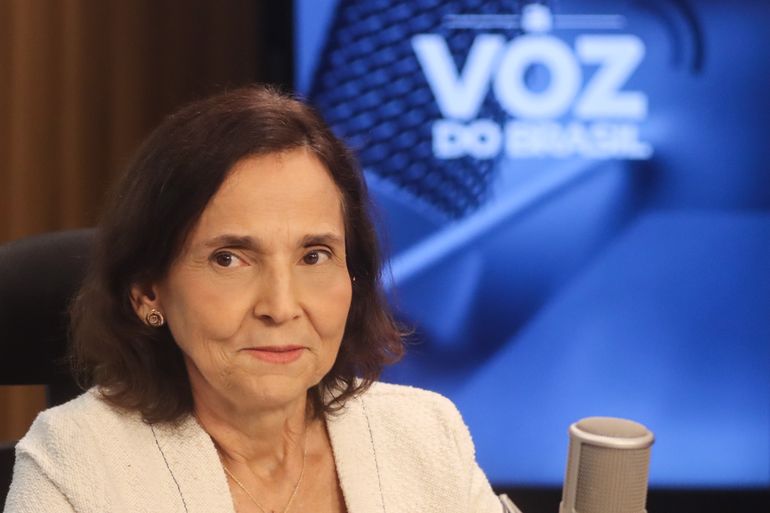 Secretária do MEC, Izolda Cela, na Voz do Brasil. | Agência Brasil
