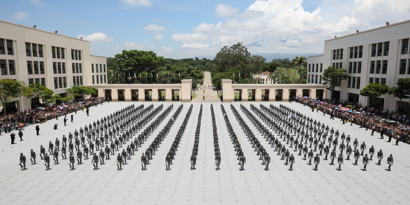 Entrega das espadas aos novos aspirantes na Aman | Agência Brasil