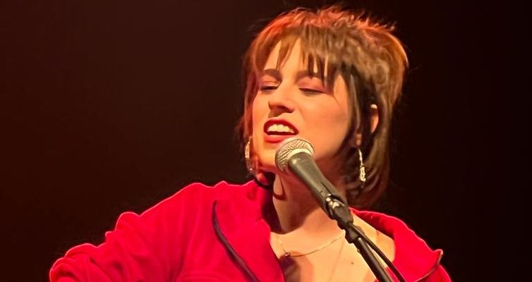 Monique Kessous celebra 15 anos de carreira em show intimista | EBC Rádios