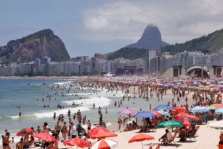 Praia de Copacabana no último dia do ano | Agência Brasil