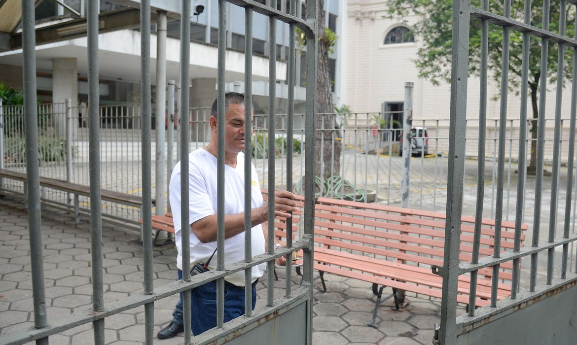 Candidato chegou duas horas antes da abertura dos portões para não ...