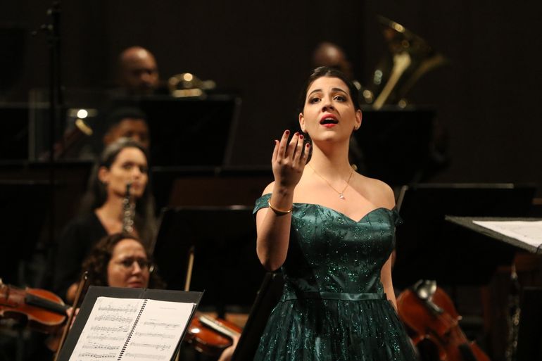 A soprano Maria Gerk da Orquestra do Theatro Municipal que interpreta ...