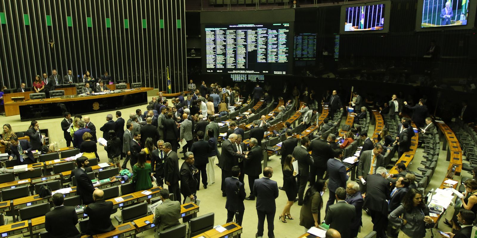 O Congresso Nacional realiza sessão plenária para votar oito vetos ...