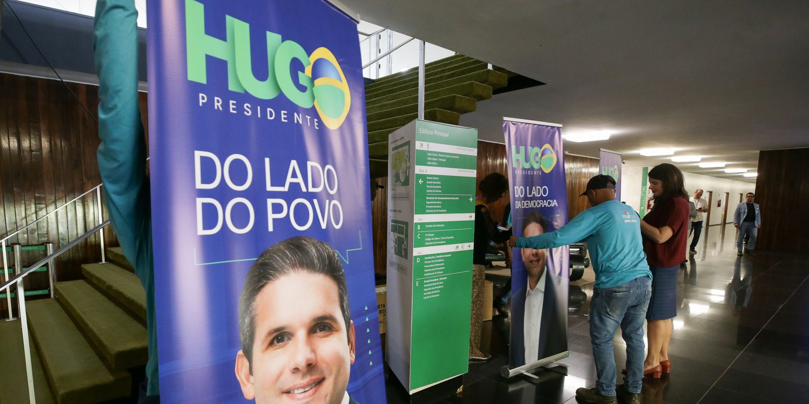Banner sendo colocados nos corredores da Câmara dos Deputados | Agência ...